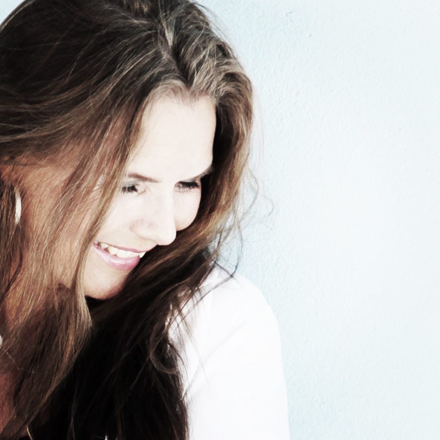 Trude Helén Hole - Norges morsomste forfatter – FEATHER BOOK, WINE & ART